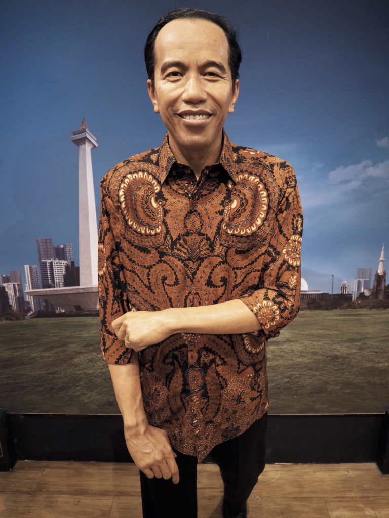 Ini Cerita Dibalik Patung Jokowi yang Ganti Pakaian Batik - SEPUTAR JONGGOL